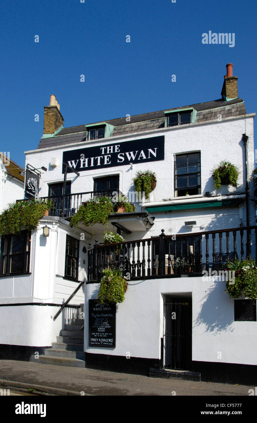The white swan twickenham hi-res stock photography and images - Alamy