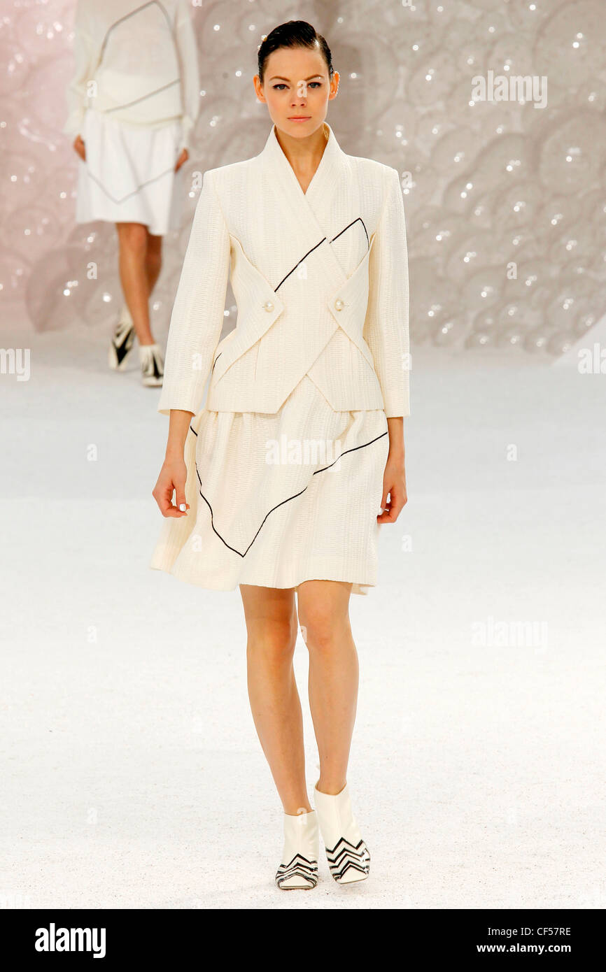 Chanel fashion show 2012 hi-res stock photography and images - Alamy