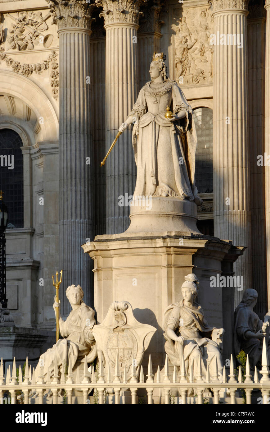 The Queen Anne memorial statue in front of the western entrance to St ...