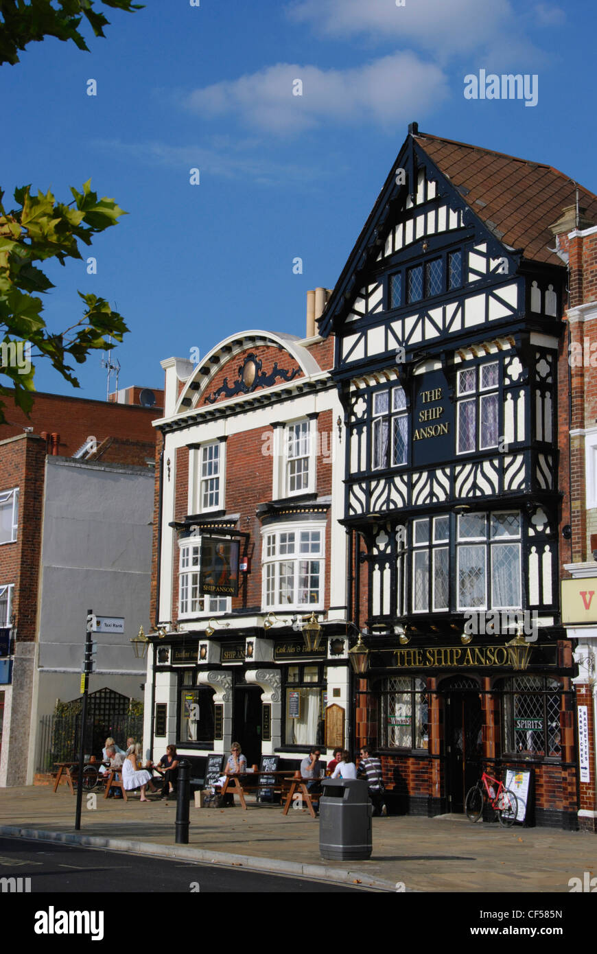 English pub front hi-res stock photography and images - Alamy