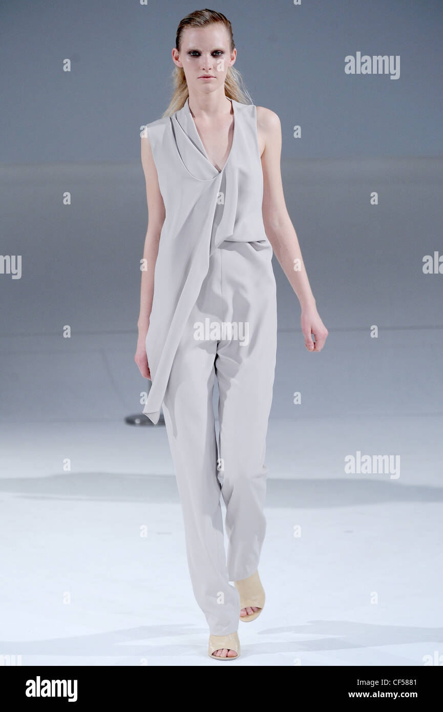 Hussein Chalayan Paris Ready to WearSpringSummer 2012 Stock Photo - Alamy