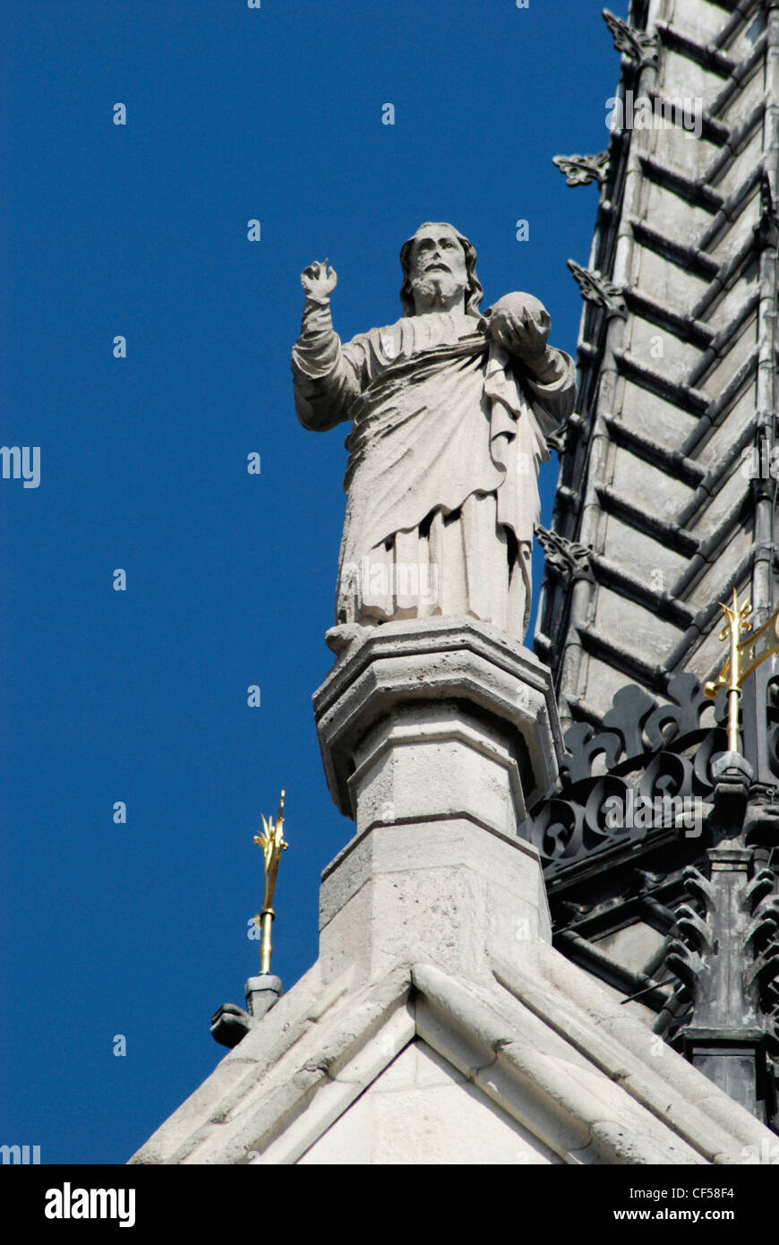 Statue on roof above main entrance to the Royal Courts of Justice Stock ...