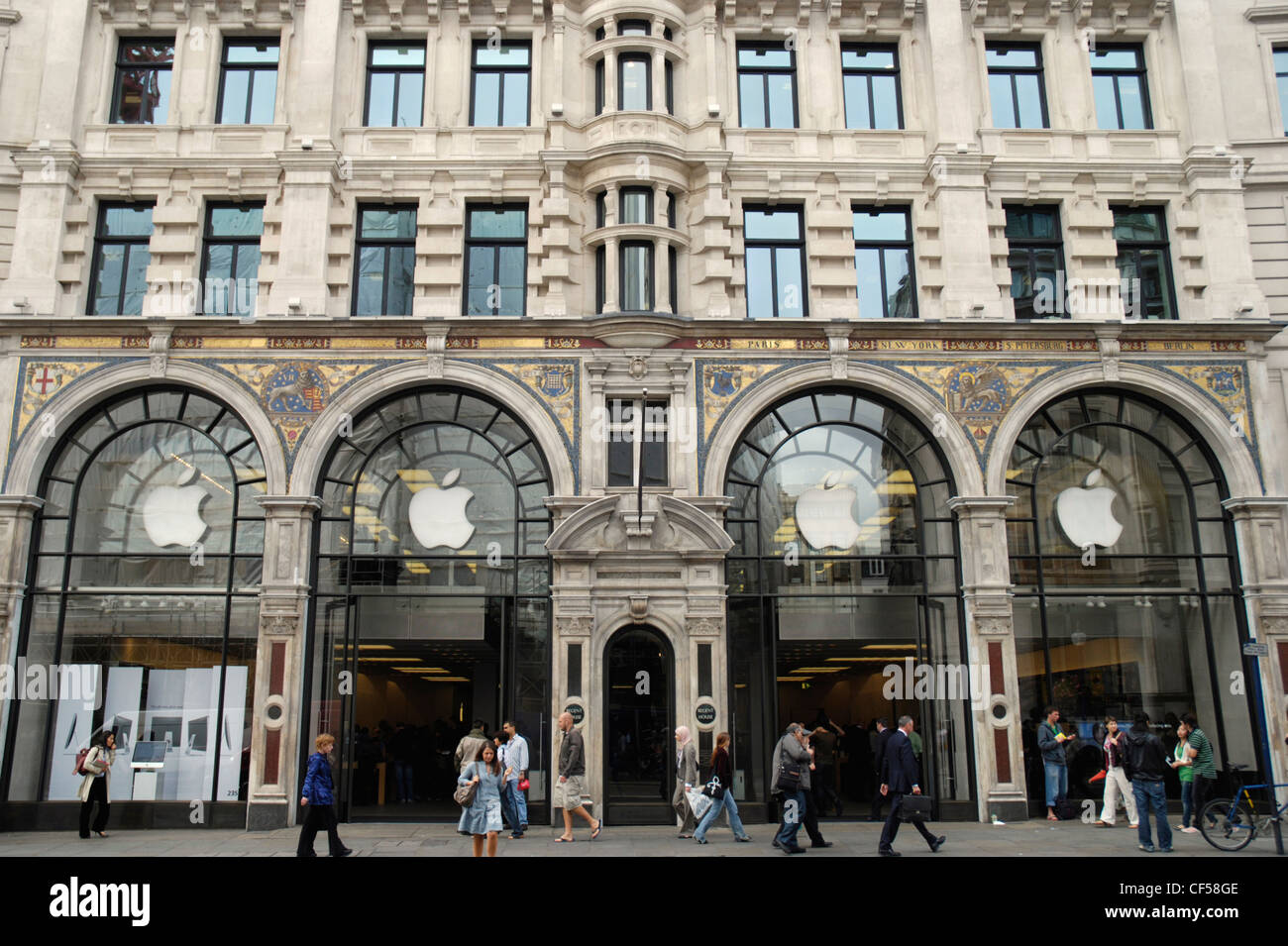 Exterior of the Apple store in Regent's Street Stock Photo - Alamy