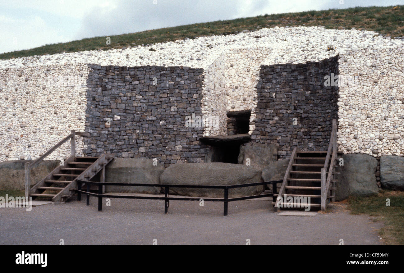 Newgrange spiral hi-res stock photography and images - Alamy