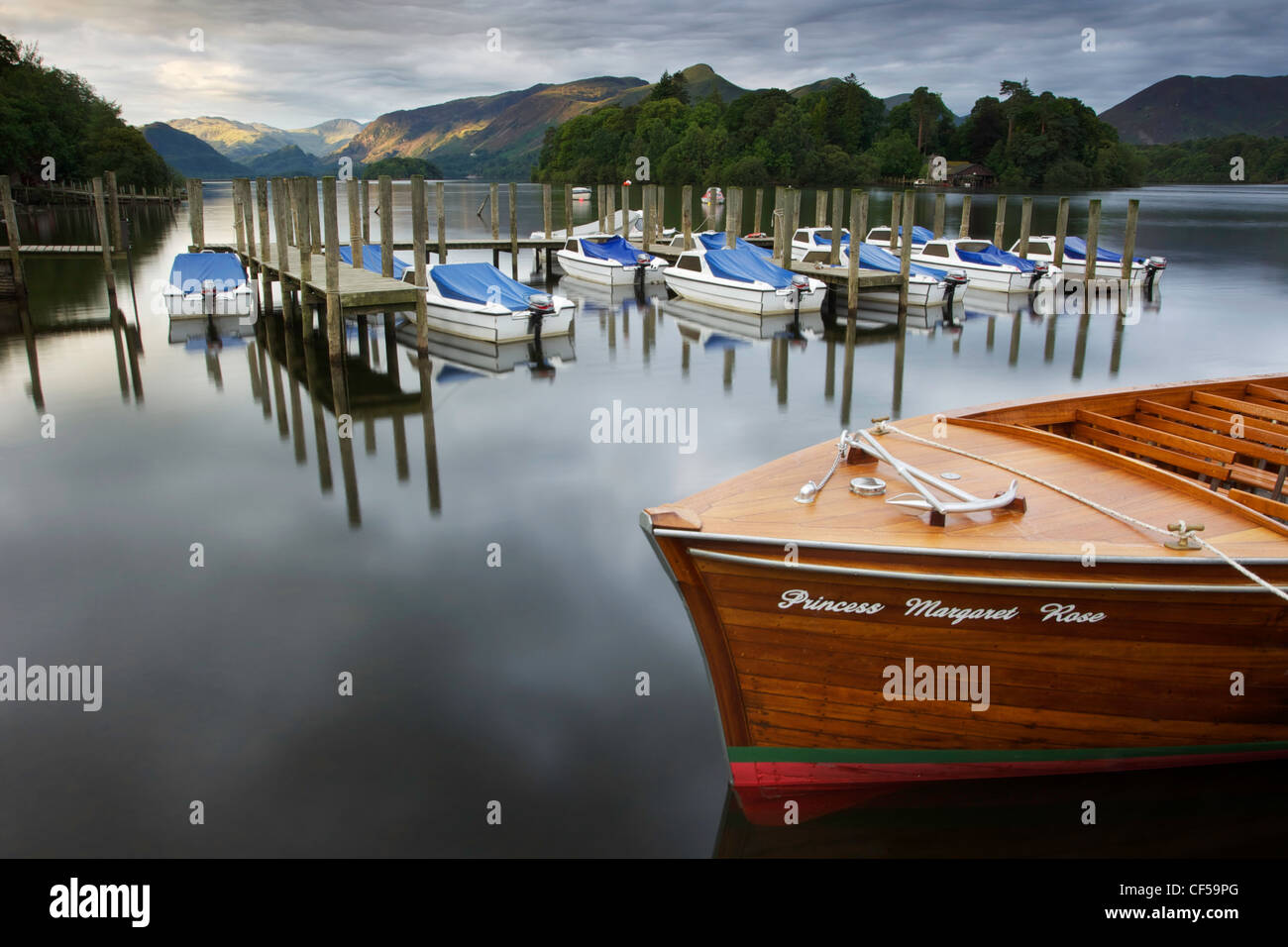 Early morning. Boats at Keswick landing stages, Derwent water, Lake ...