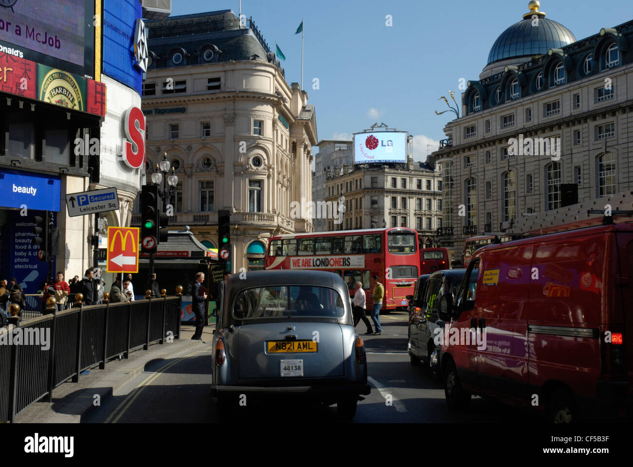 Traffic passing through Piccadilly Circus Stock Photo - Alamy
