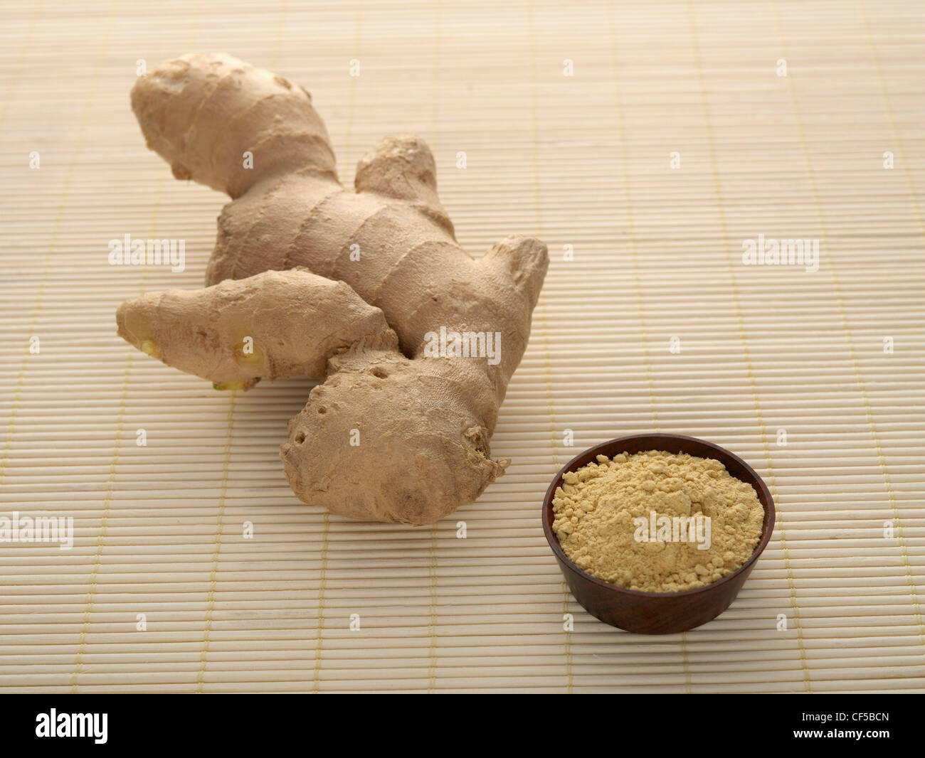 Ginger with ground ginger, close up Stock Photo - Alamy