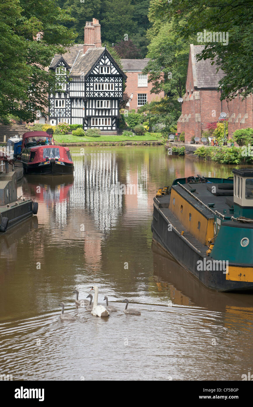 Packet house canal barge hi-res stock photography and images - Alamy