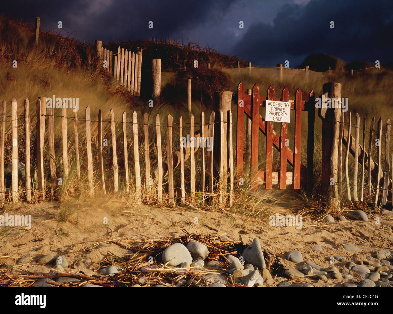 Sand dunes beach fence gate hi-res stock photography and images - Alamy