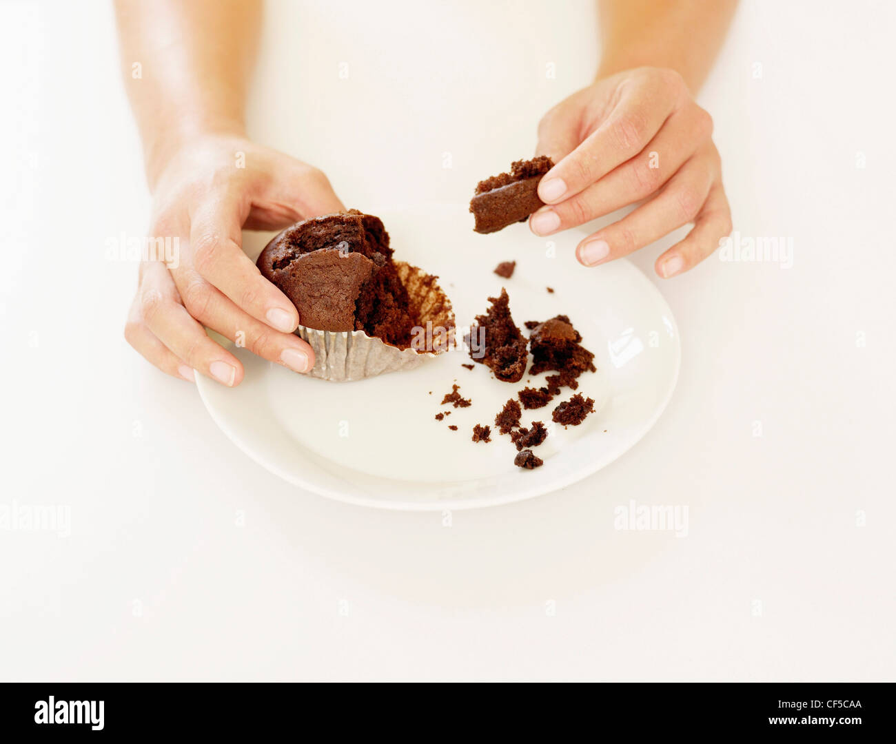 Human hands holding muffin, close up Stock Photo - Alamy