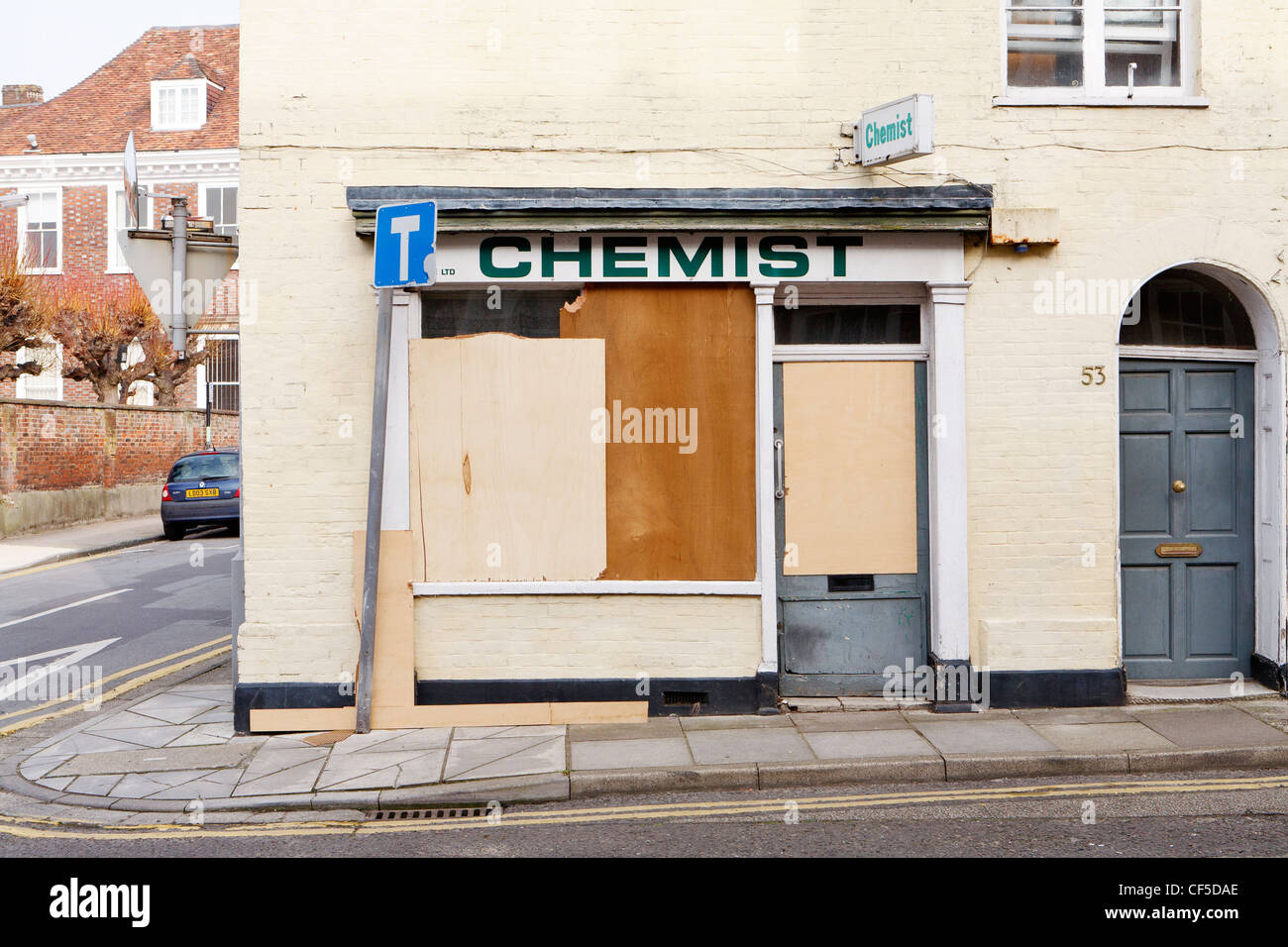 Closed down shop with boarded up windows Stock Photo - Alamy