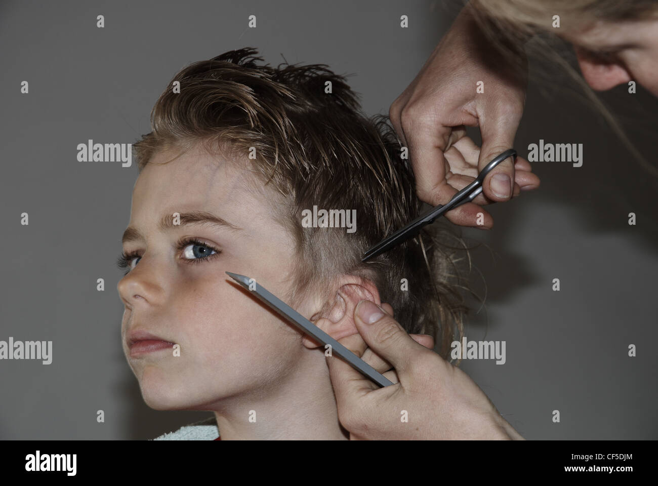 Male child having his hair cut Stock Photo - Alamy