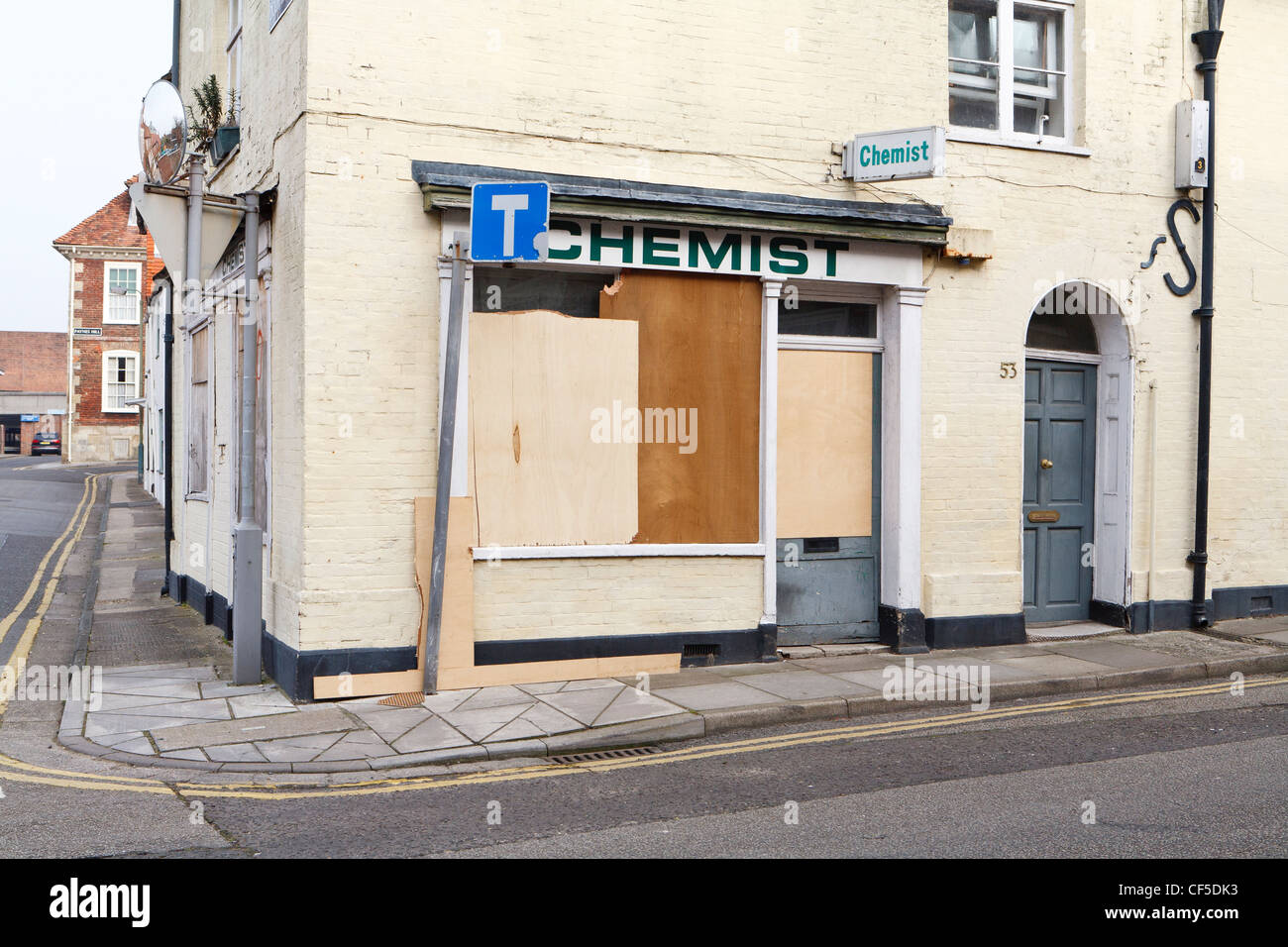 Closed down shop with boarded up windows Stock Photo - Alamy