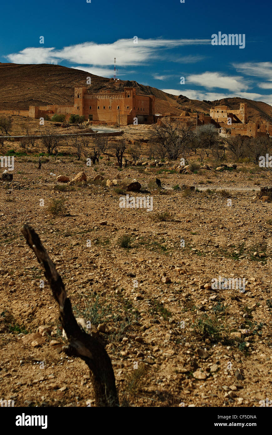 Desert arabian house hi-res stock photography and images - Alamy