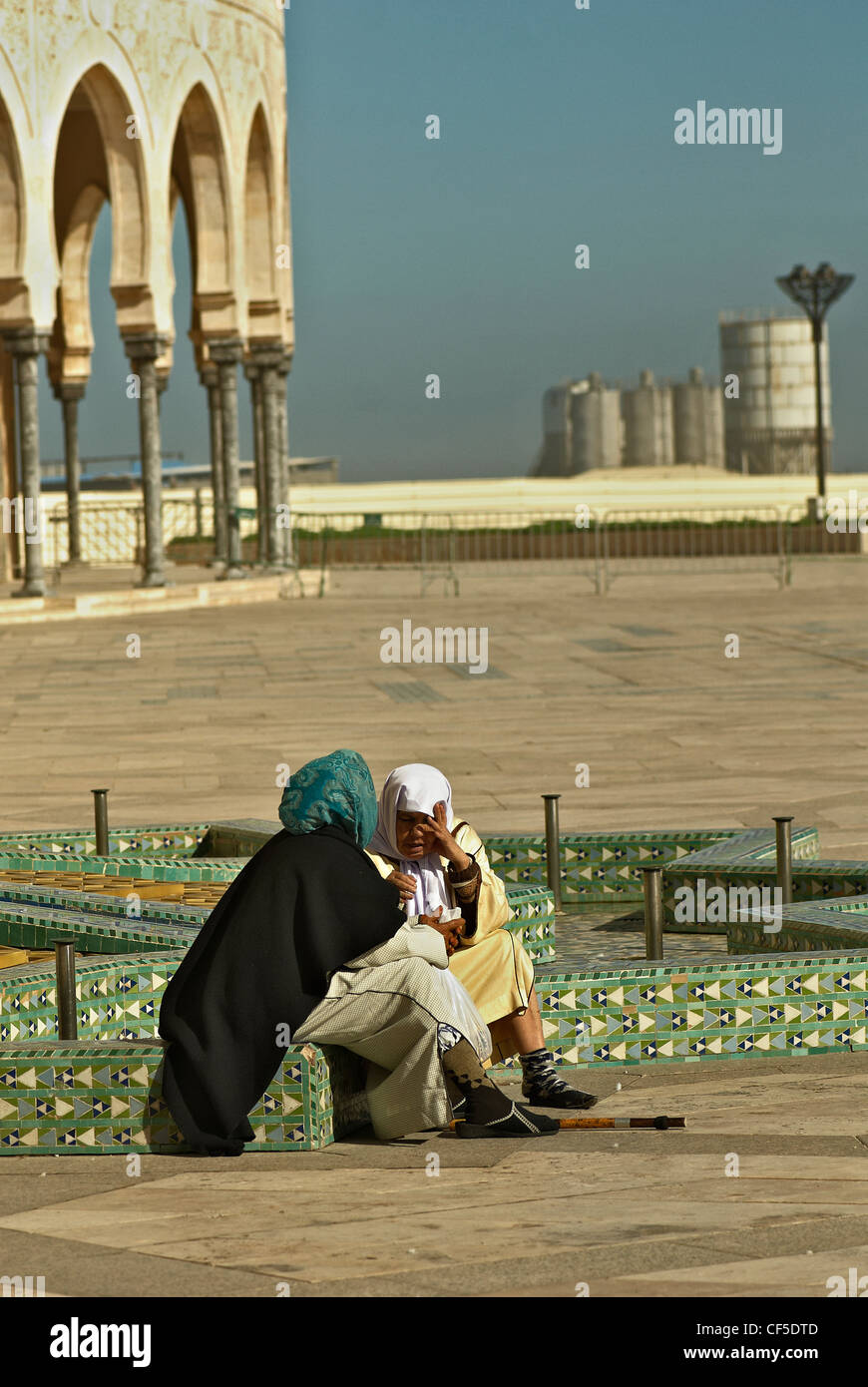Muslim women talking Stock Photo - Alamy
