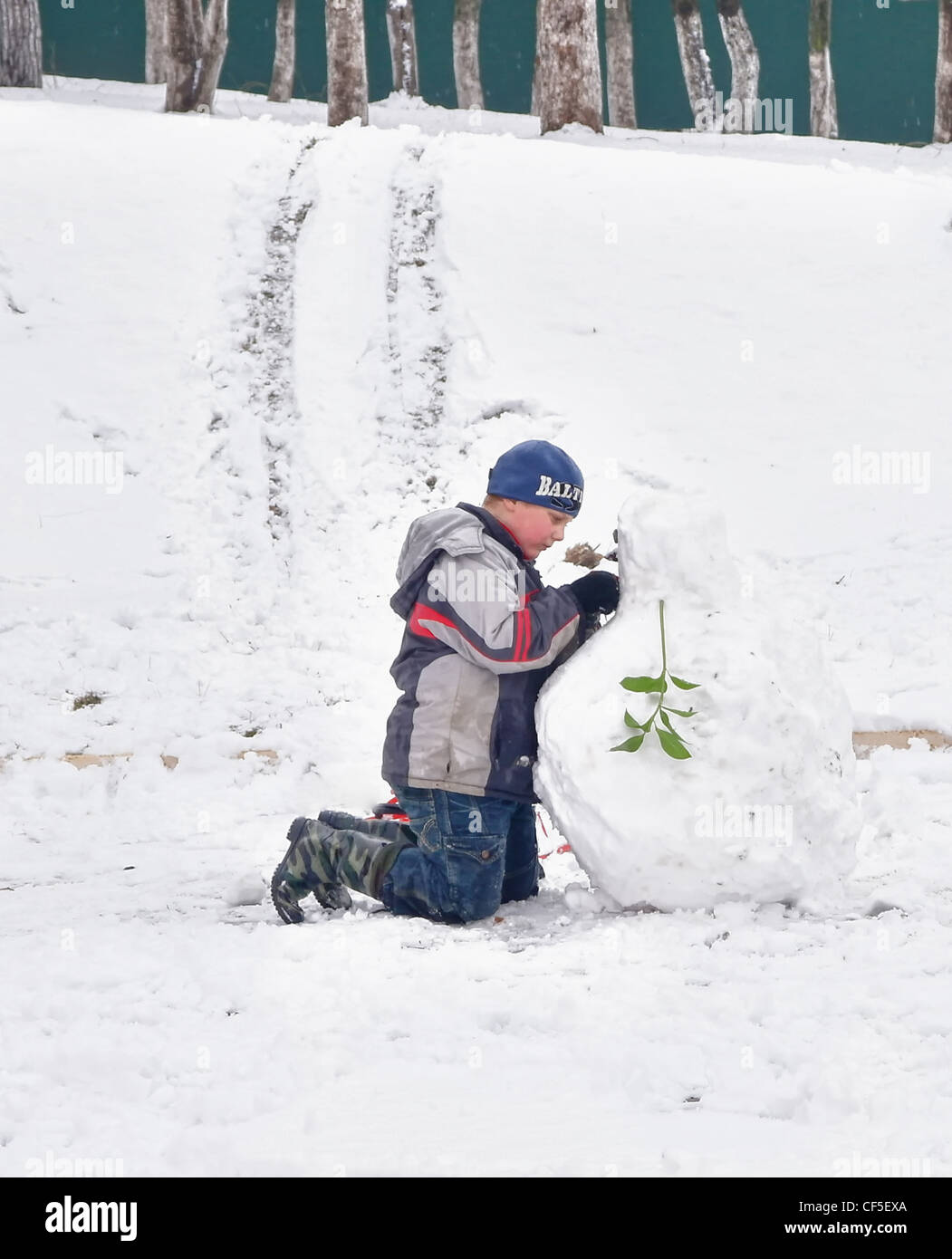 Kids building snowman hi-res stock photography and images - Alamy