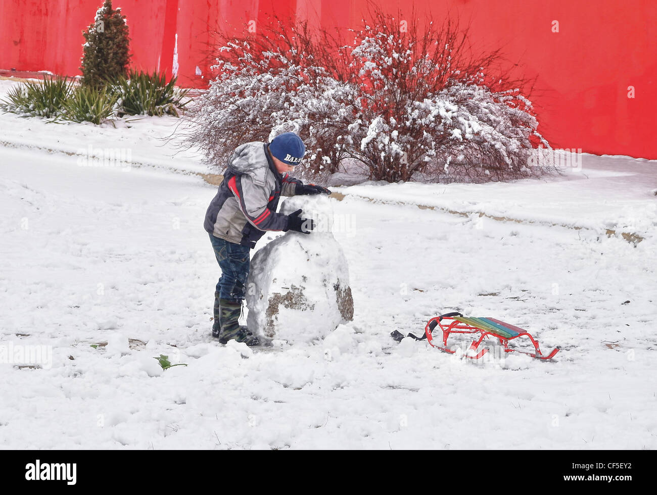Kids building snowman hi-res stock photography and images - Alamy