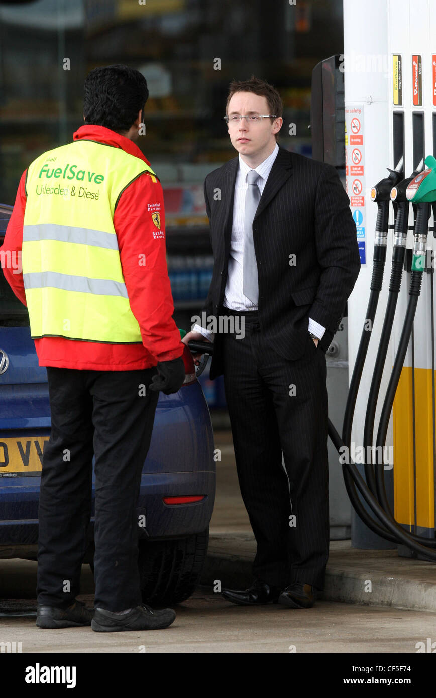Filling up a car at a pump hi-res stock photography and images - Alamy
