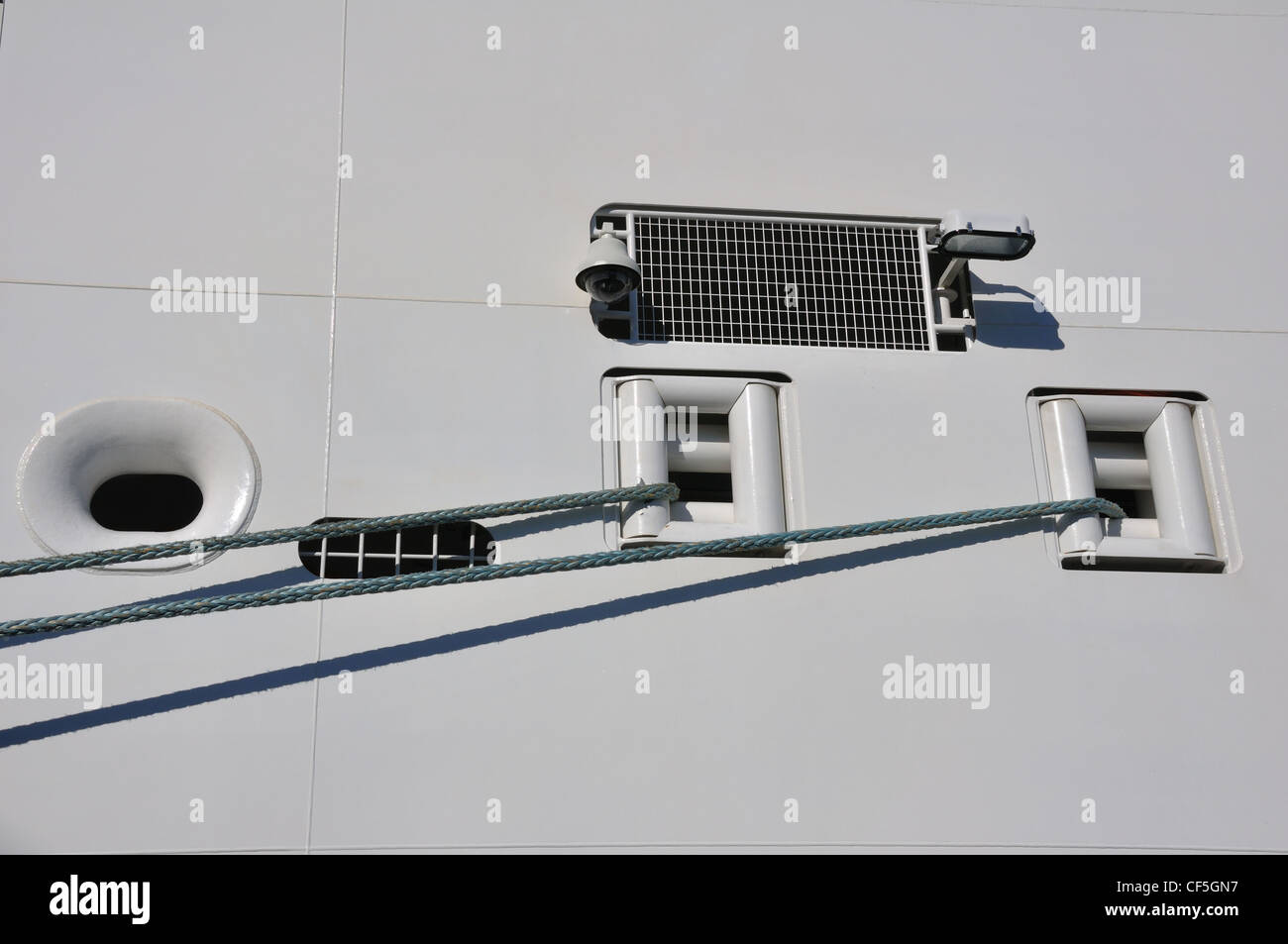 Cruise ship docking ropes Stock Photo - Alamy
