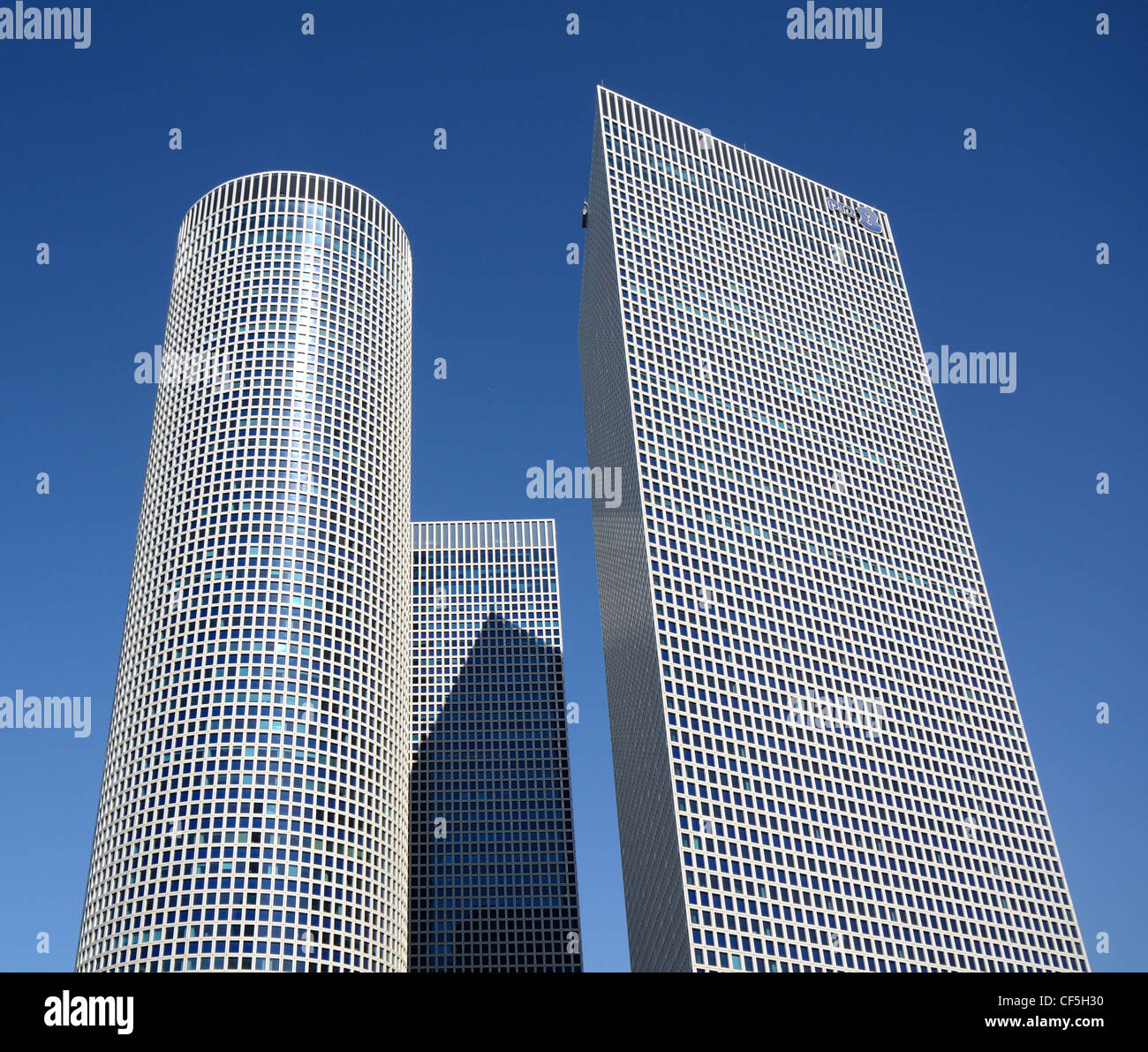 Israel tel aviv azrieli vertical hi-res stock photography and images ...