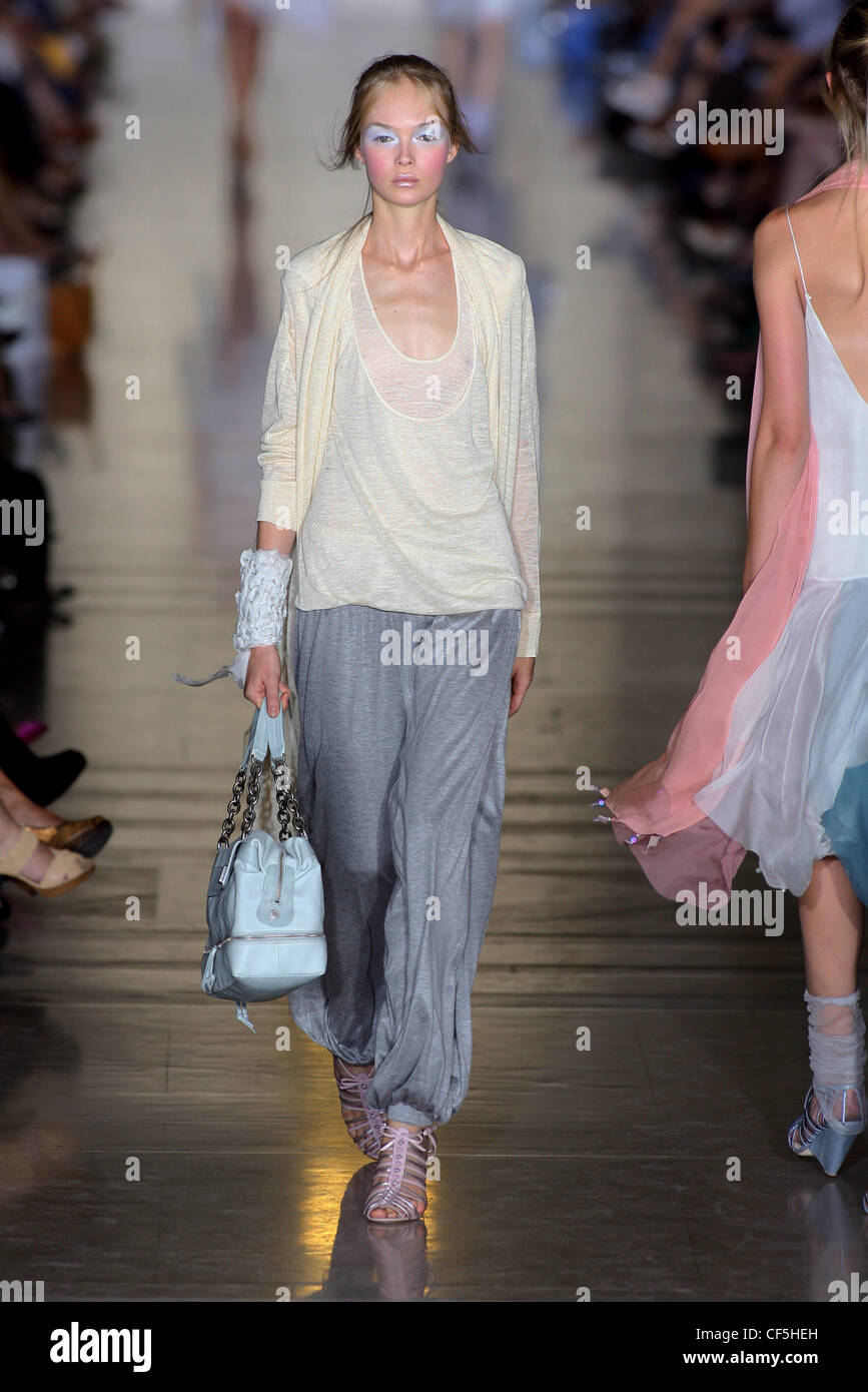 Jill Stuart New York Ready to Wear Spring Summer Model wearing grey ...