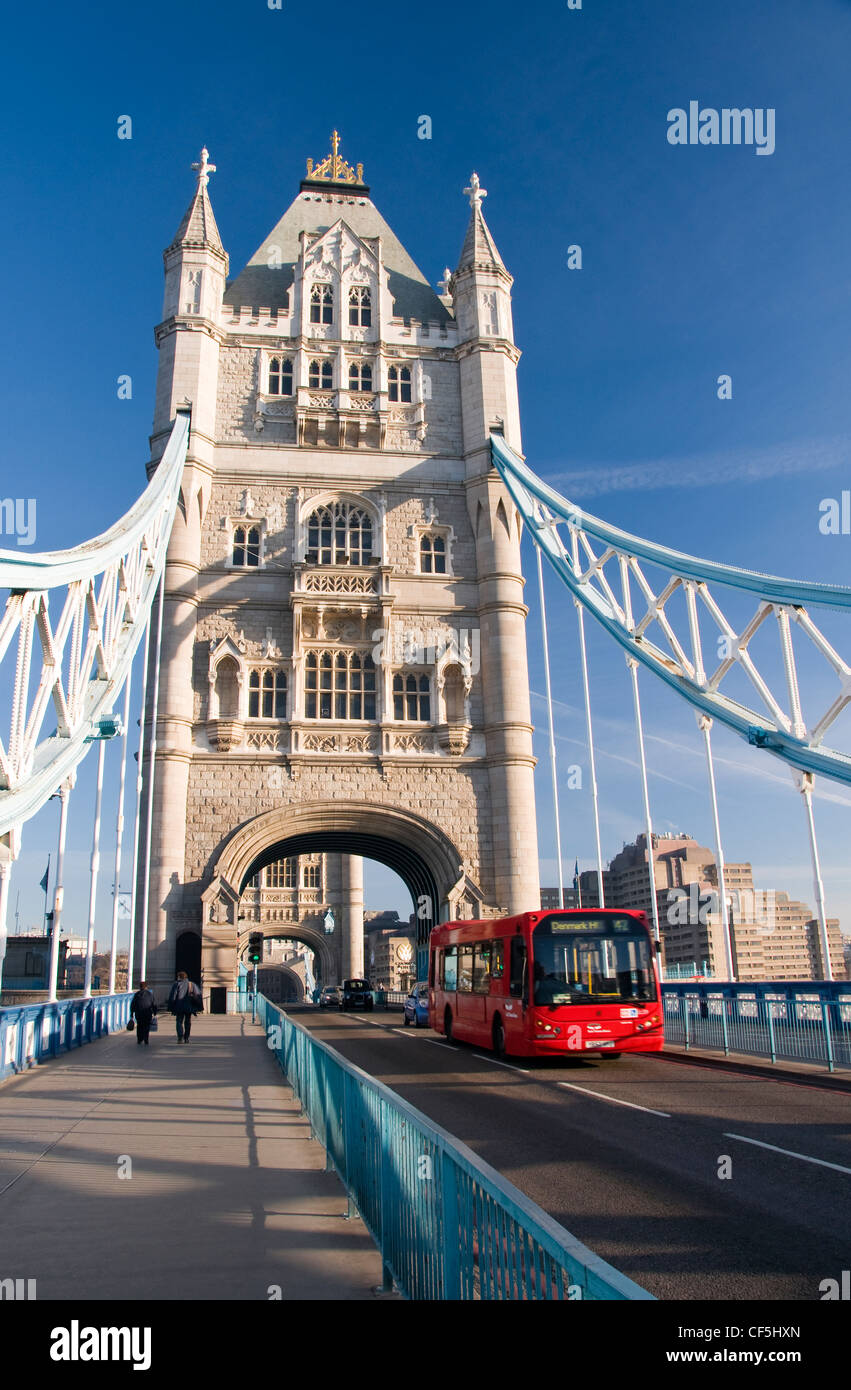 North bank of the river thames hi-res stock photography and images - Alamy