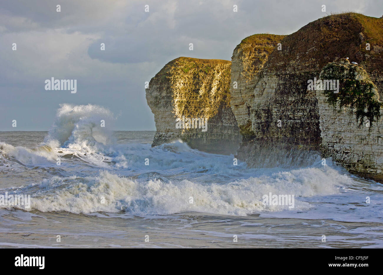 Clashing waves hi-res stock photography and images - Alamy