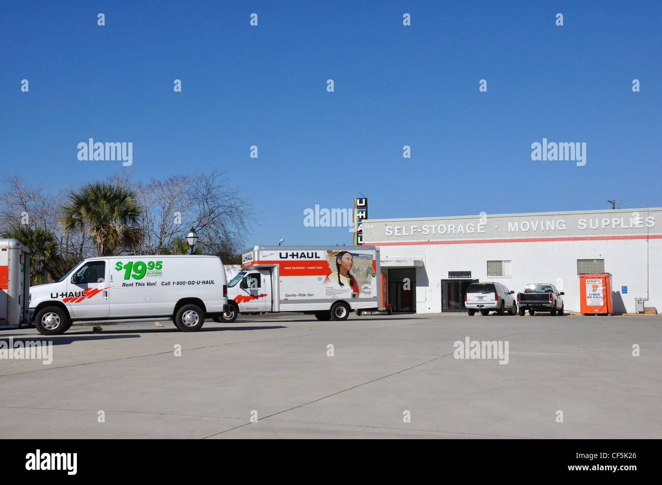 Uhaul self moving truck hi-res stock photography and images - Alamy