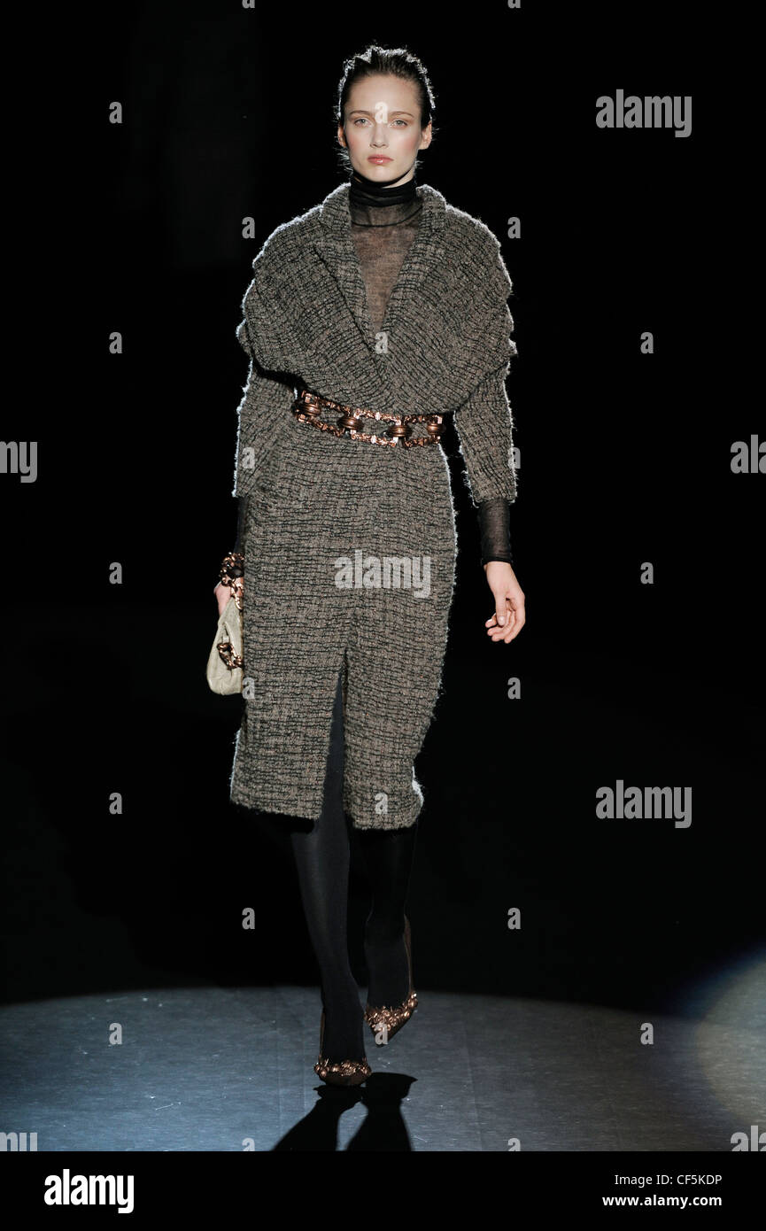 Carolina Herrera New York Ready to Wear Autumn Winter Female model ...