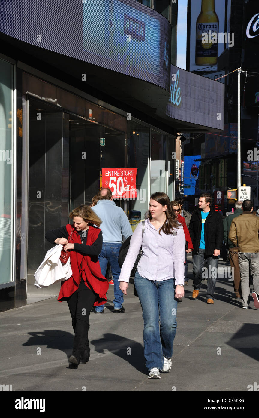 New York City, USA - 50% off sale sign on store Stock Photo - Alamy