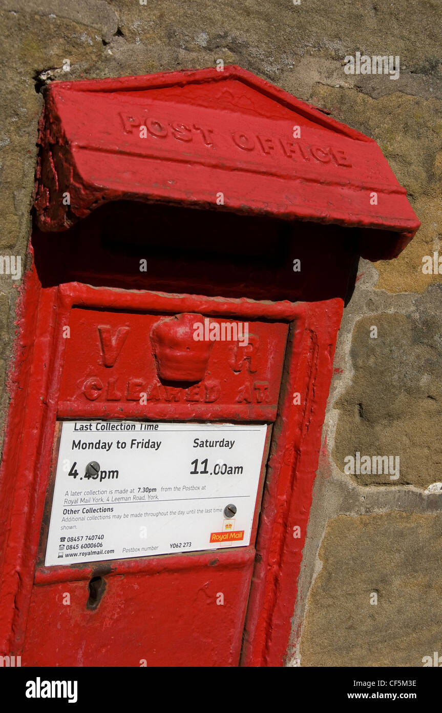Old Red Victorian letterbox set into a stone wall Stock Photo - Alamy