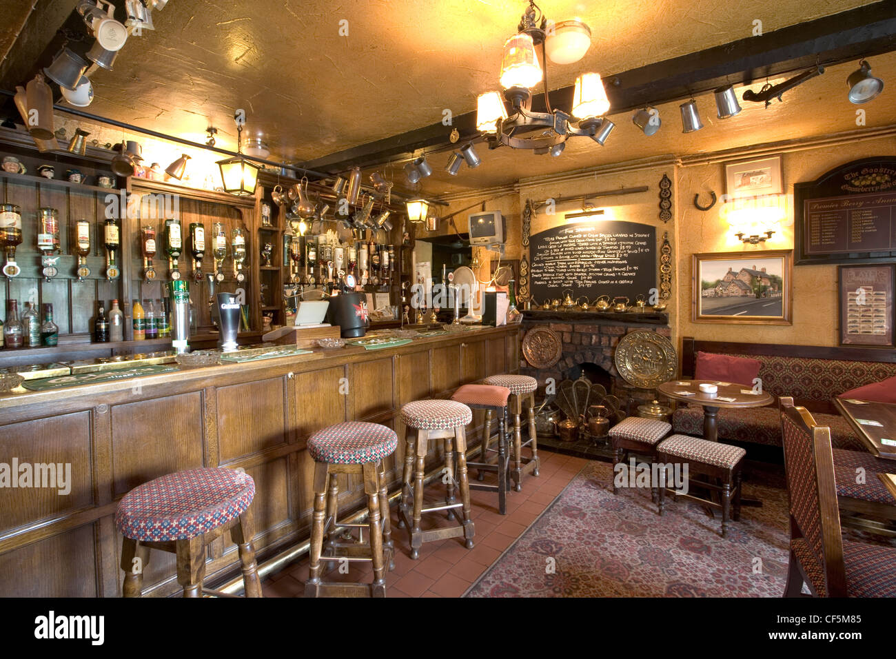 Country pub interior uk hi-res stock photography and images - Alamy