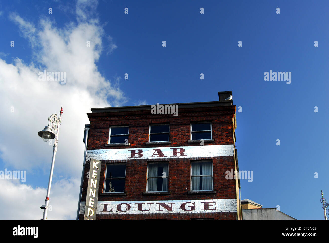 The exterior of Kennedy's Pub in central Dublin Stock Photo - Alamy