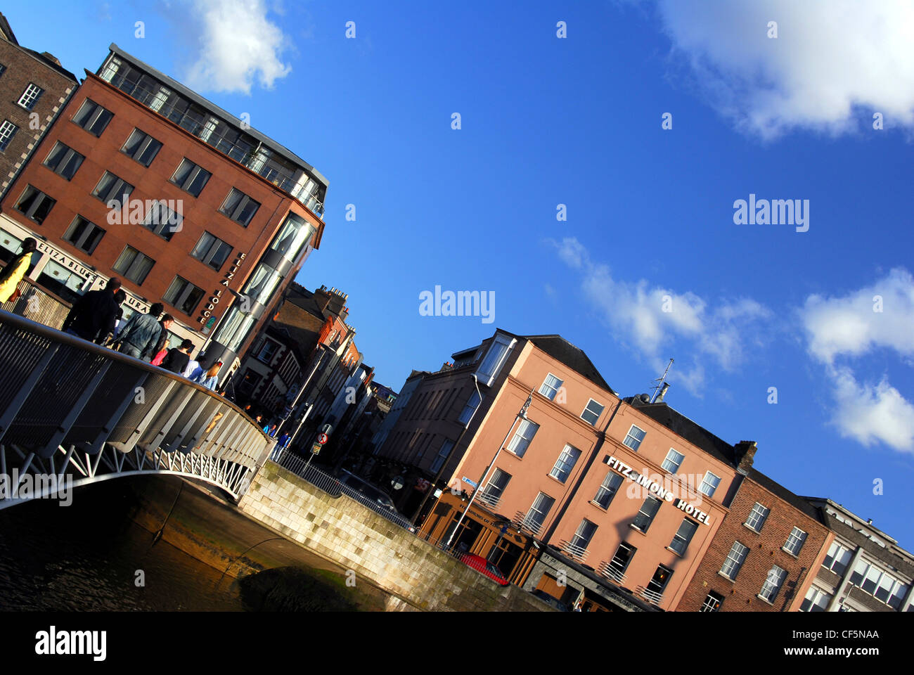 A view to Fitzsimons Hotel in the Temple Bar area of Dublin Stock Photo ...