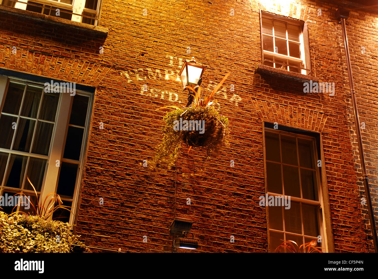 The Temple Bar area of Dublin at night Stock Photo - Alamy