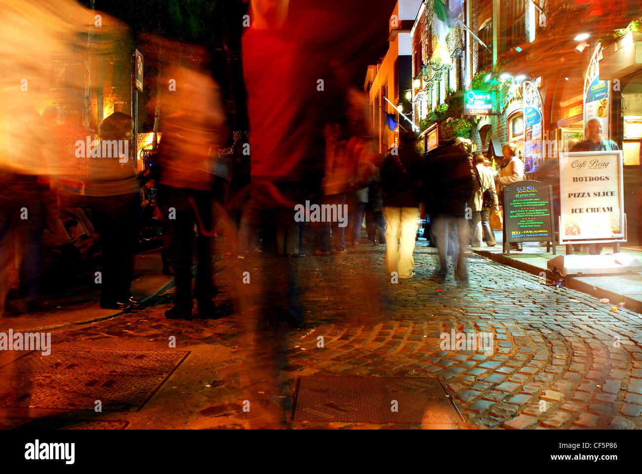 Drinkers at night in the busy Temple Bar area of Dublin Stock Photo - Alamy
