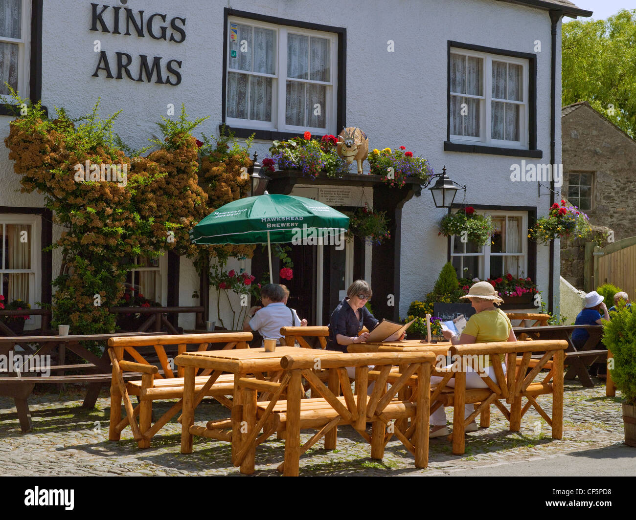 People sitting outside the Kings Arms public house in Devonshire Square ...