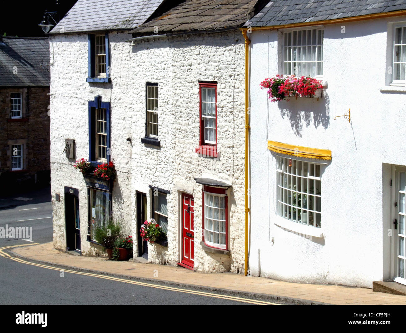 White cottages in a row hi-res stock photography and images - Alamy