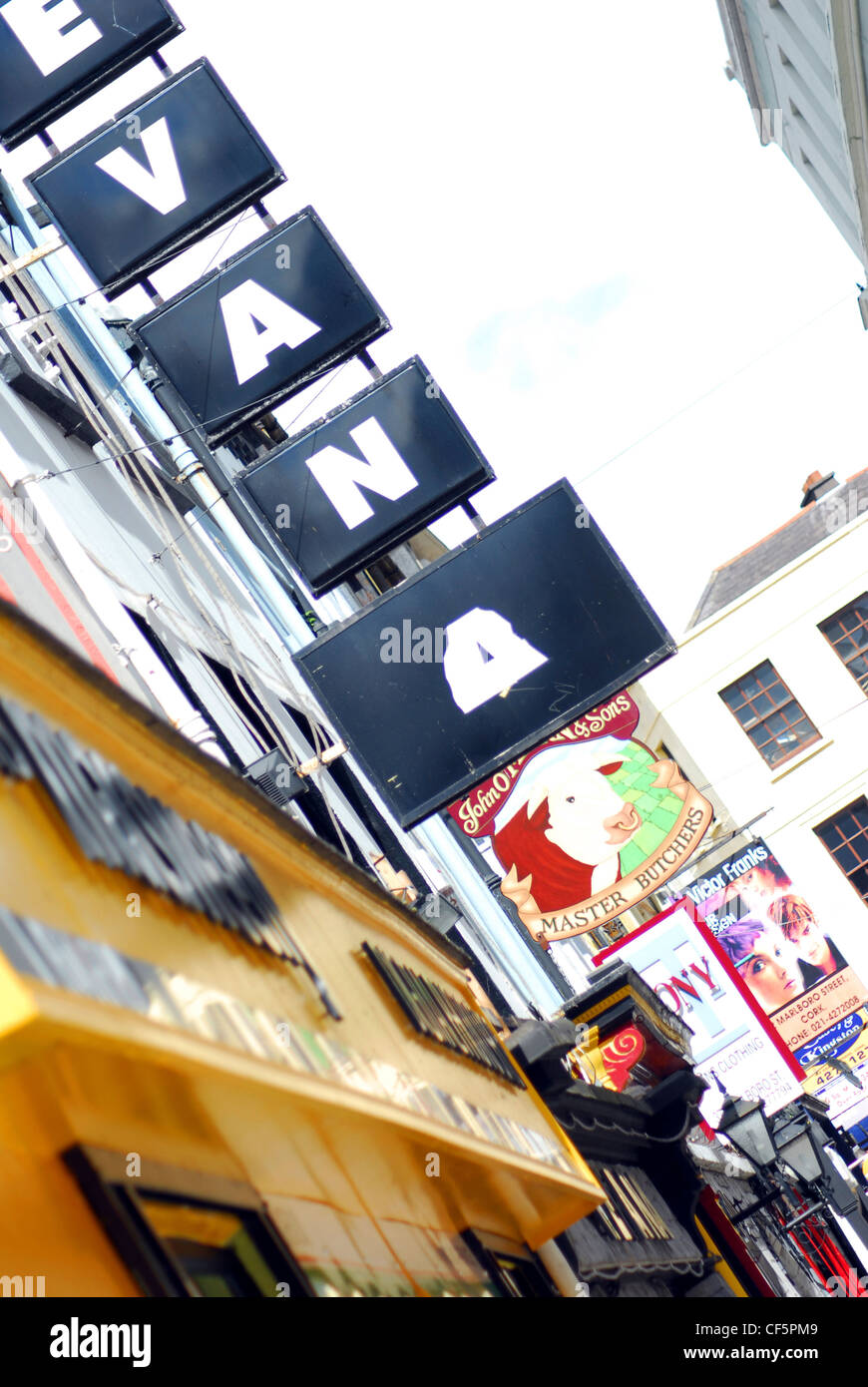 Looking at signs hi-res stock photography and images - Alamy