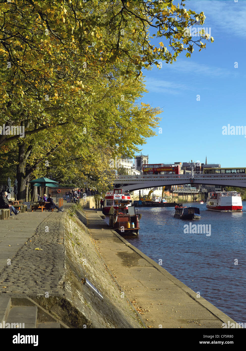 Tree lined riverside walk alongside the River Ouse in autumn Stock ...
