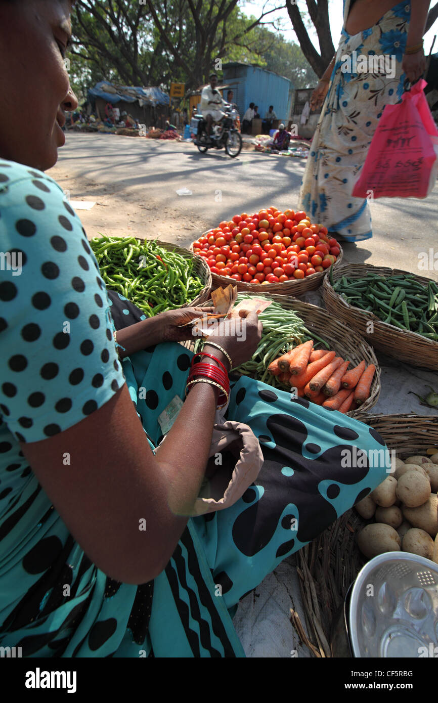 Money market hi-res stock photography and images - Alamy