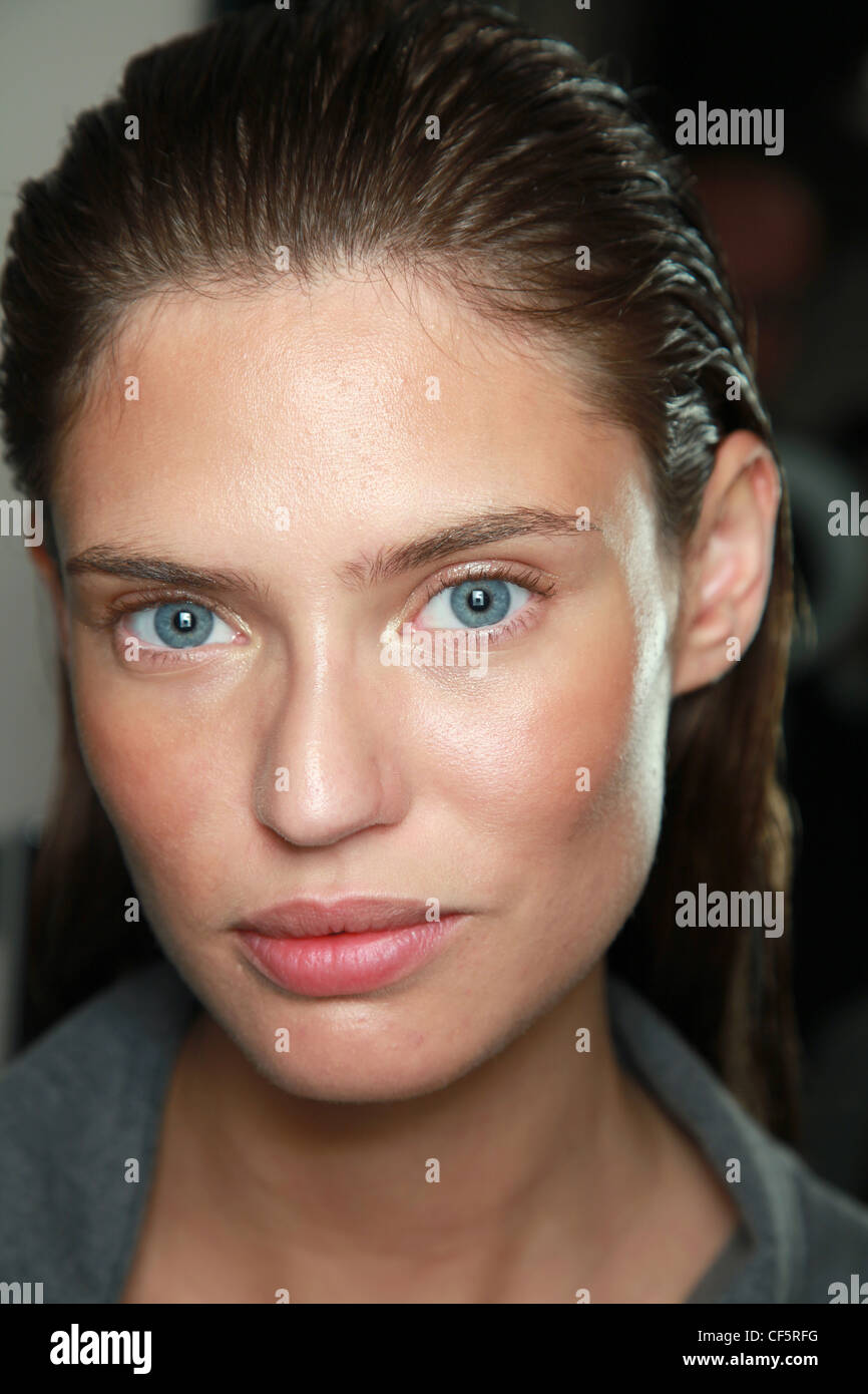 Max Mara Backstage Milan Ready to Wear Spring Summer Model brunette ...