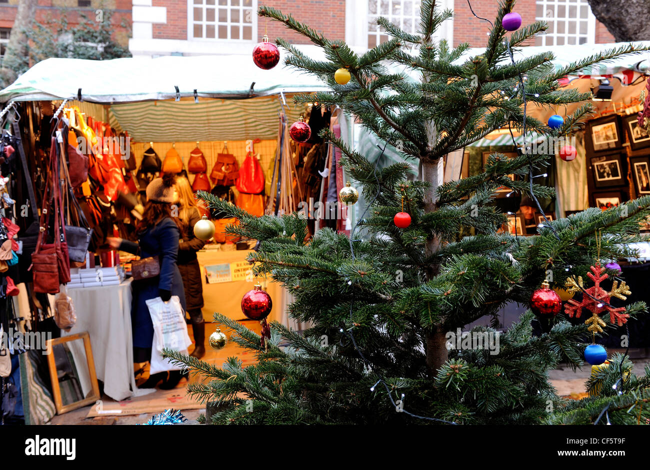 Christmas market with christmas tree hi-res stock photography and ...