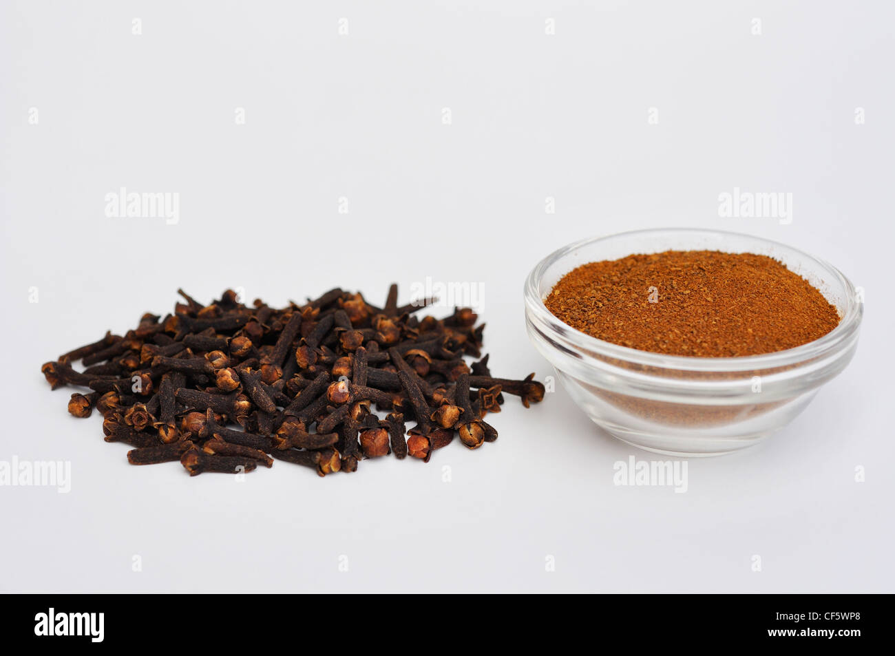 Cloves - whole and powder Stock Photo - Alamy
