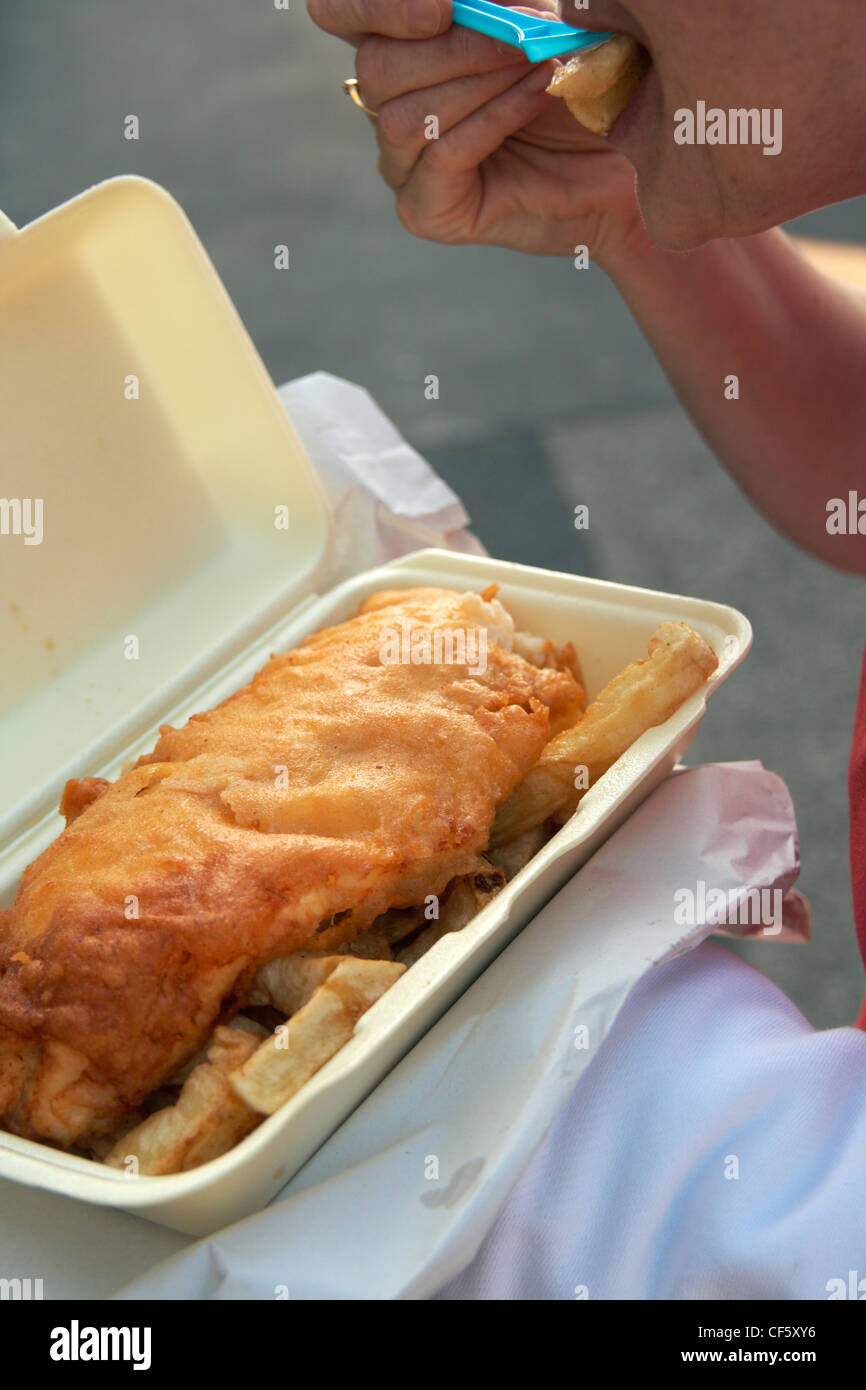 Eating fish and chips beach hi-res stock photography and images - Alamy