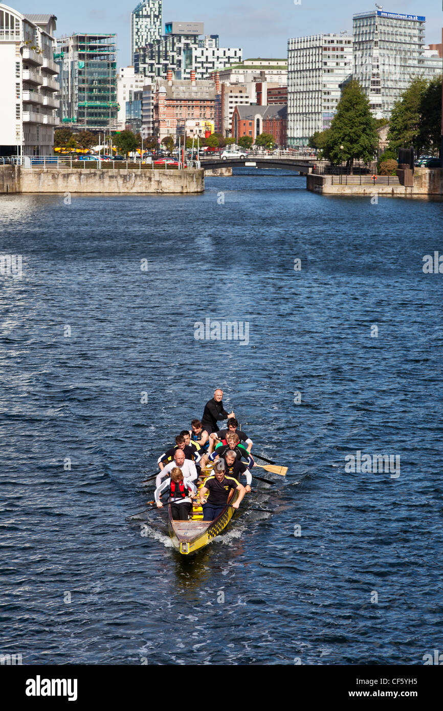 A Dragon boat training session in Wapping Dock Stock Photo - Alamy
