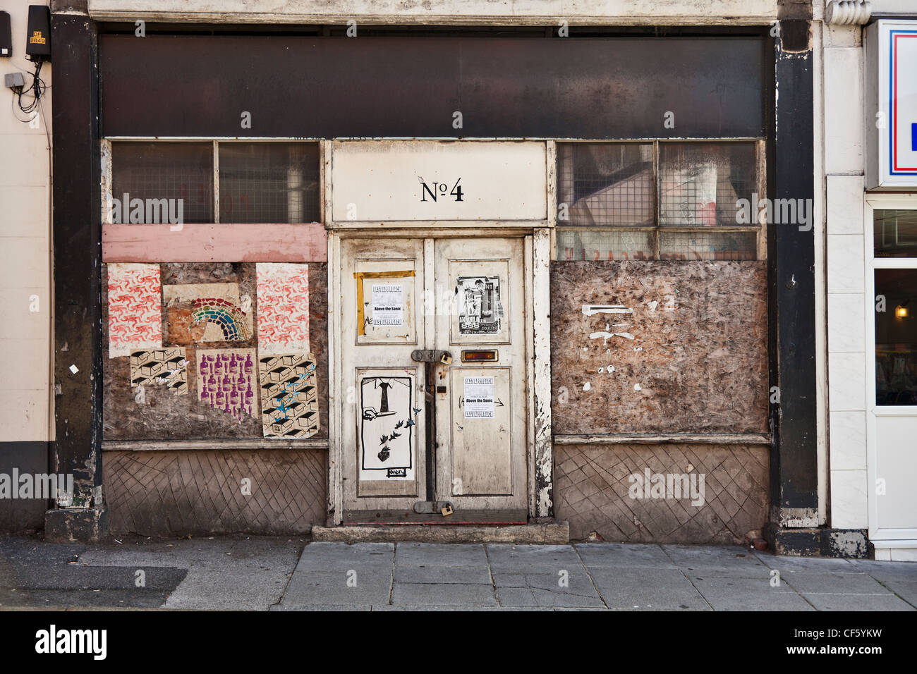 Boarded and locked shop front Stock Photo - Alamy