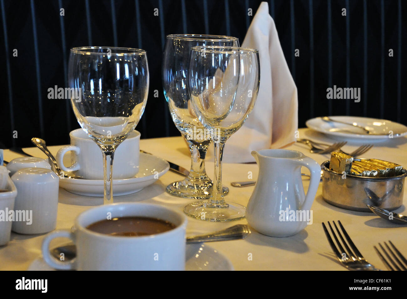 Cruise ship restaurant table Stock Photo - Alamy