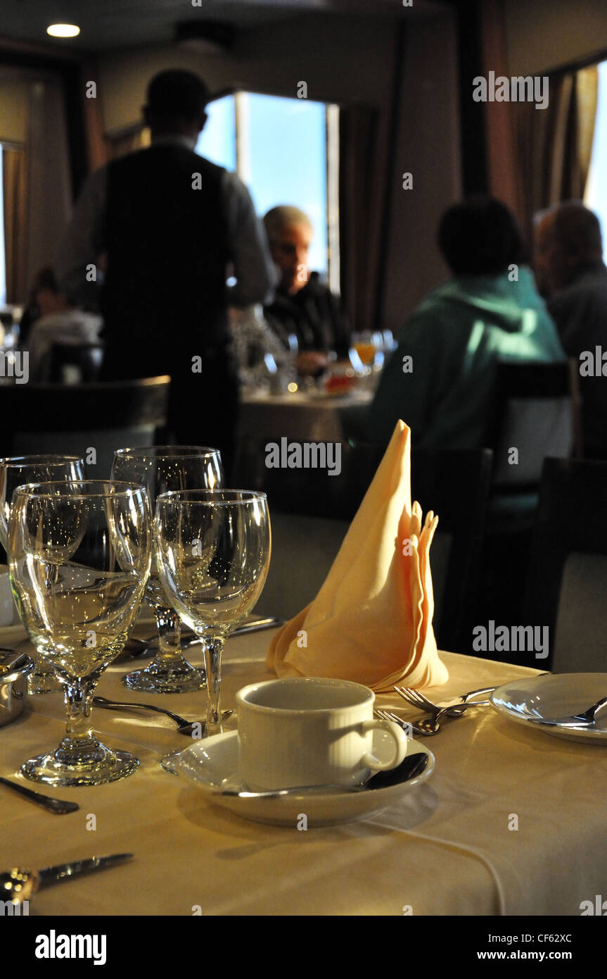 Cruise ship restaurant table Stock Photo - Alamy