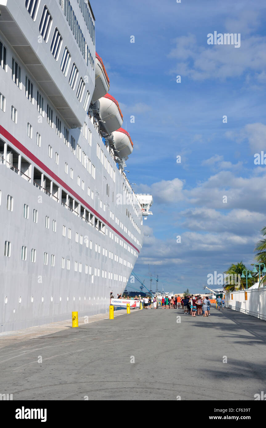 Boarding ships hi-res stock photography and images - Alamy
